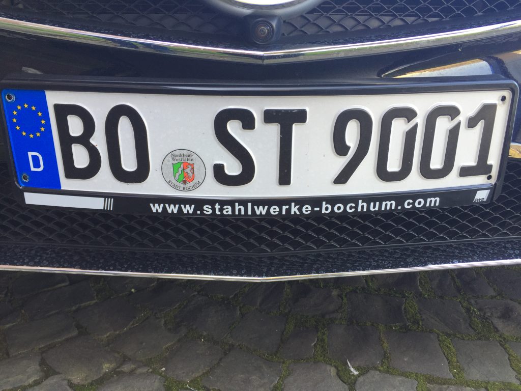 SWB-Kennzeichenhalter werben für verschleißfesten Guss aus Bochum